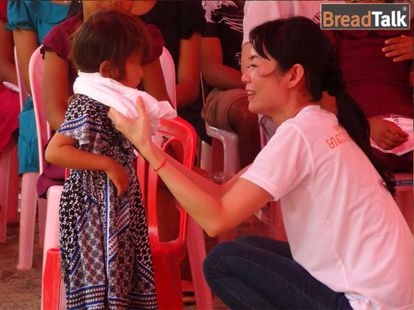 BreadTalk ផ្តល់អំណោយនិងភាពរីករាយដល់កុមារ ៥០នាក់នៅអង្គការ Afesip ក្នុងថ្ងៃ៨មីនា