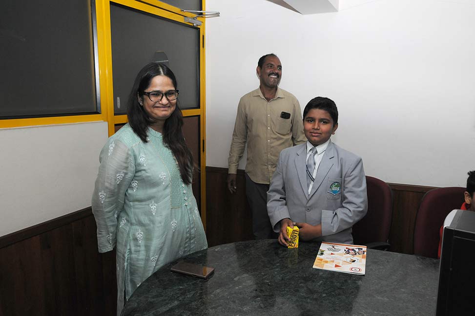 Smart Shiksha System Distribution Smt. Shashi Soni / Footprints, Bangalore,