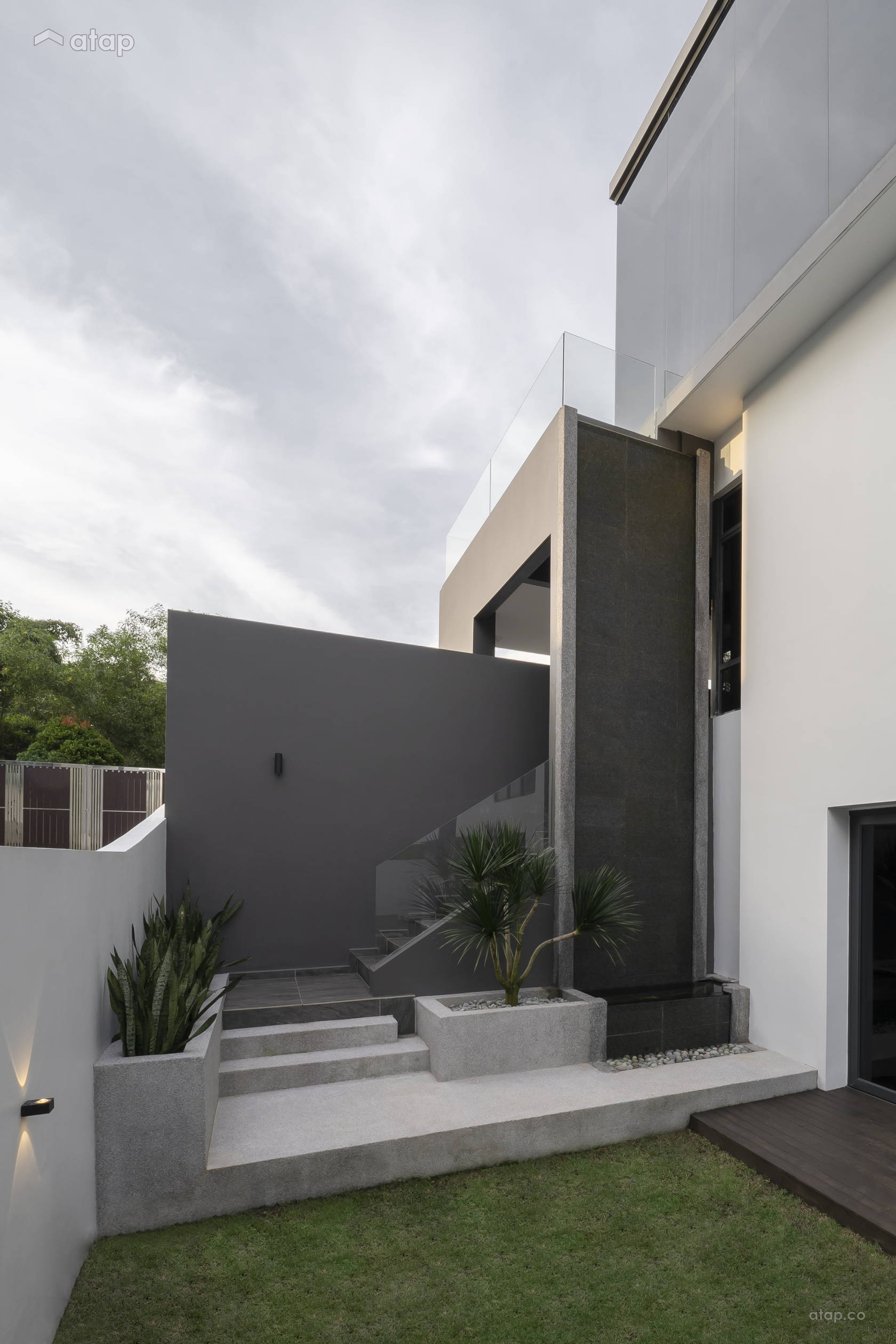 Minimalistic Zen Exterior Garden semi-detached design ideas & photos ...