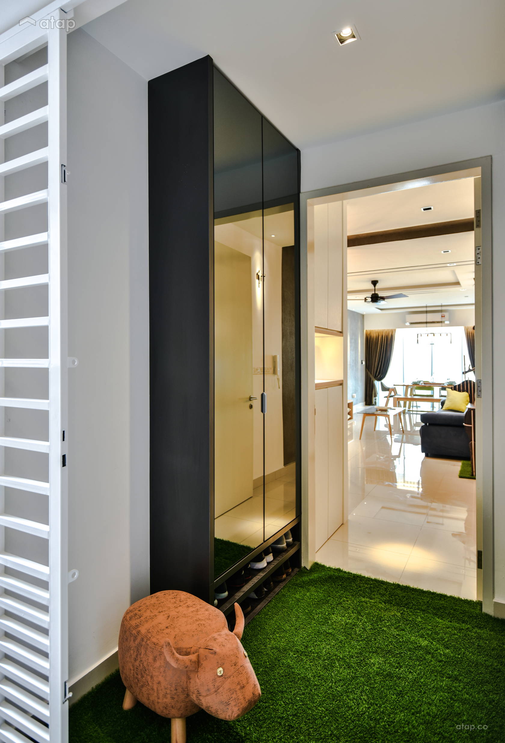 Contemporary Modern Foyer condominium design ideas & photos Malaysia ...