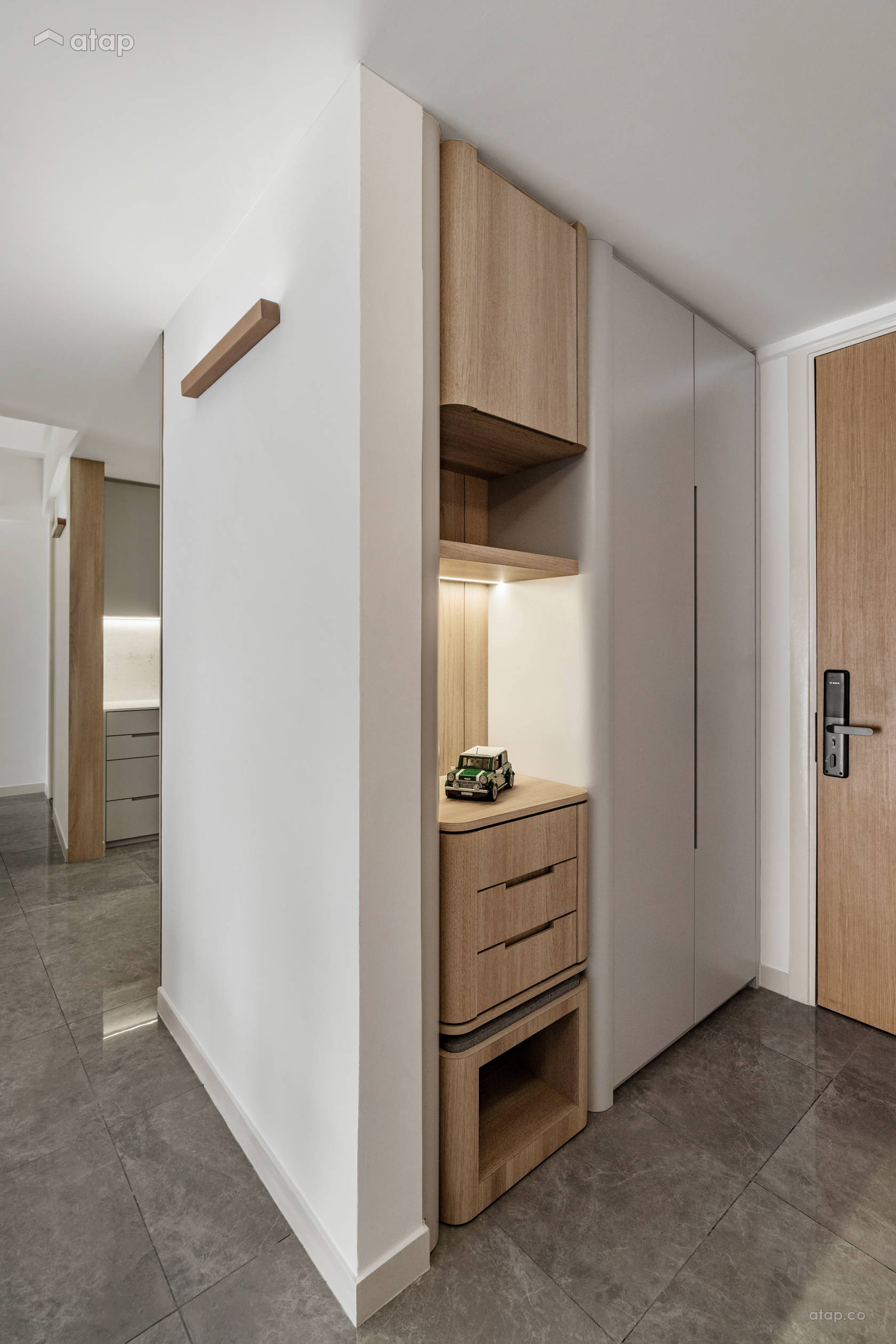 Minimalistic Scandinavian Foyer apartment design ideas & photos ...