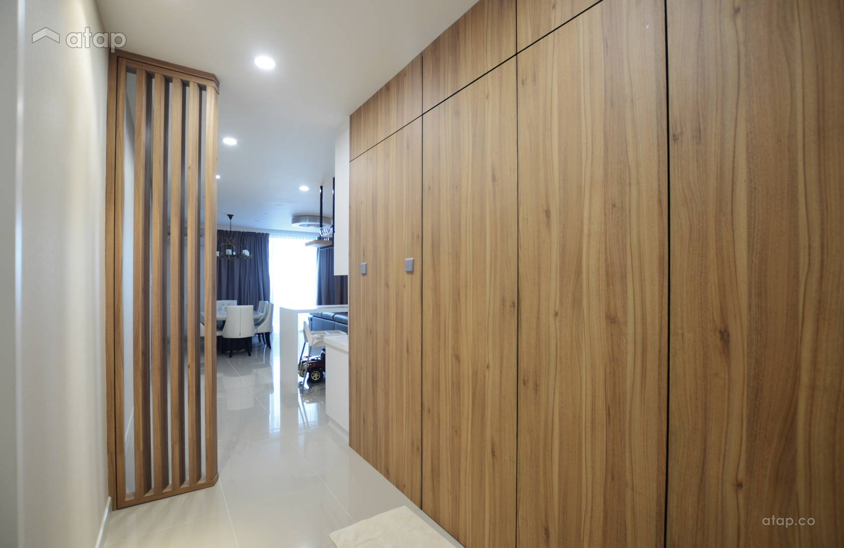 Minimalistic Modern Foyer condominium design ideas & photos Malaysia ...