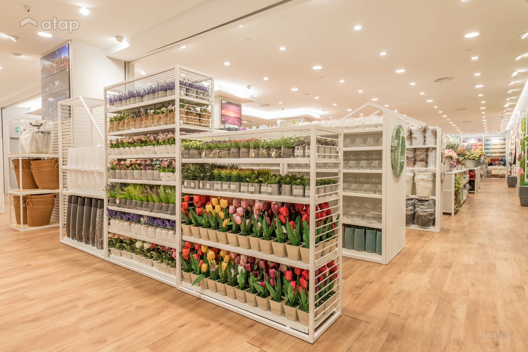 Minimalistic Scandinavian Retail shopping mall design ideas & photos ...