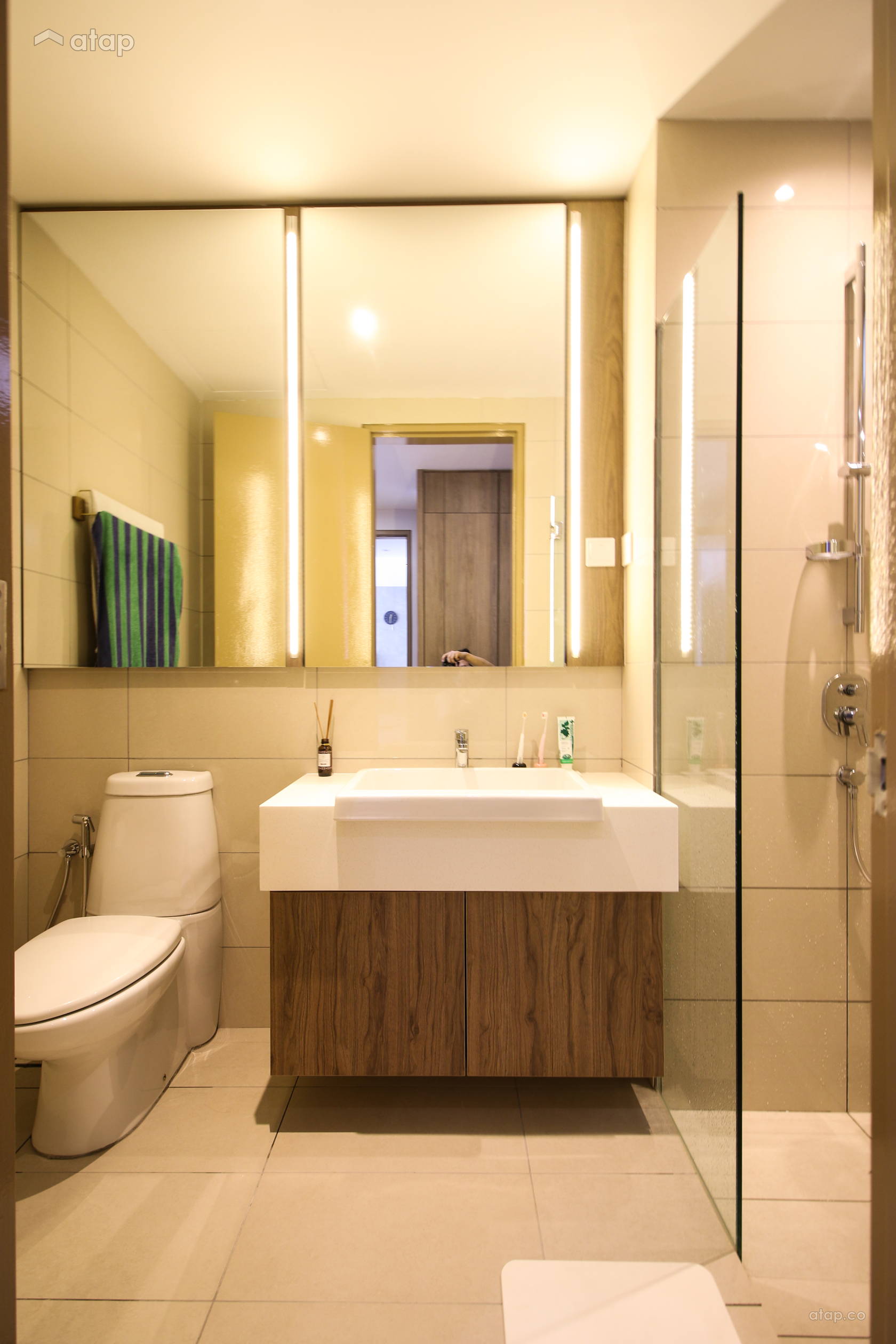 Contemporary Minimalistic Bedroom apartment design ideas & photos ...