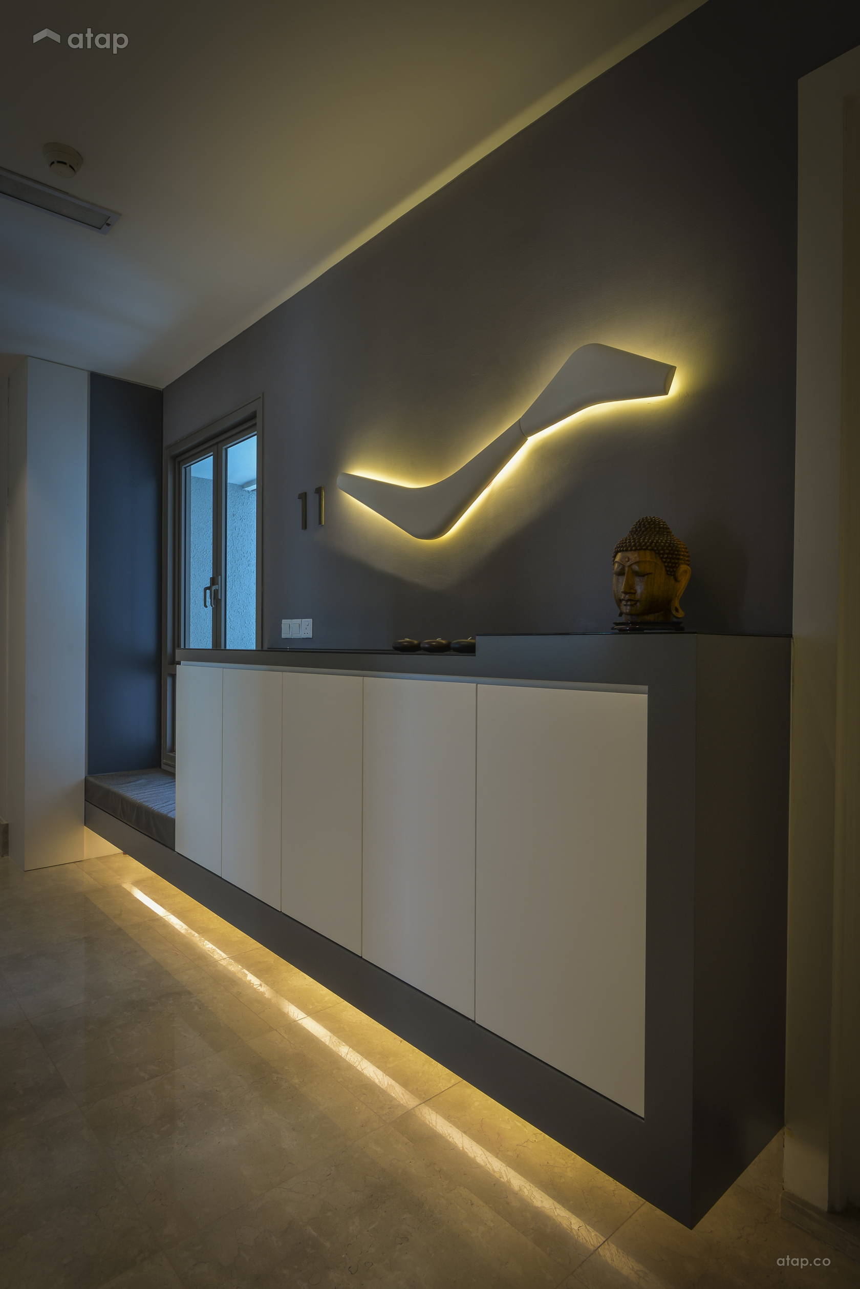 Minimalistic Modern Foyer condominium design ideas & photos Malaysia ...