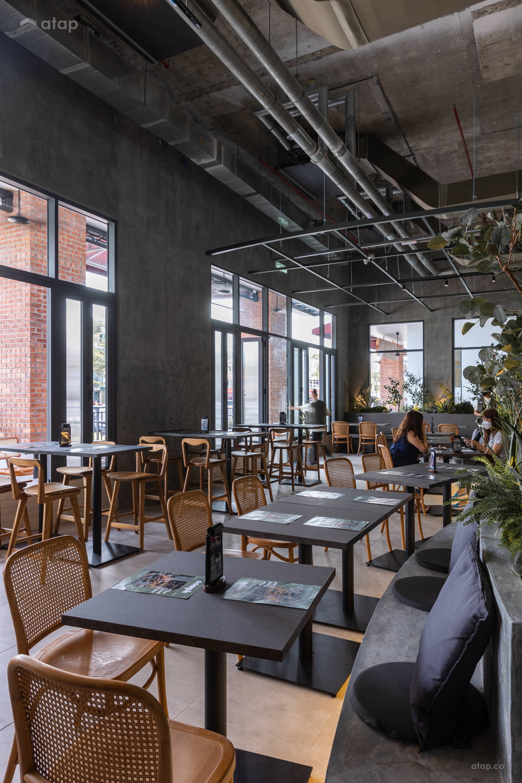 Industrial Minimalistic F&B shopping mall design ideas & photos ...