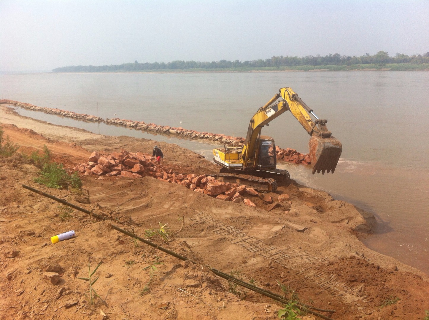 ก่อสร้าง โครงการก่อสร้างเขื่อนป้องกันตลิ่งผัง หัวยบังฮวก จ นครพนม กรมเจ้าท่า โดย Polyprogress