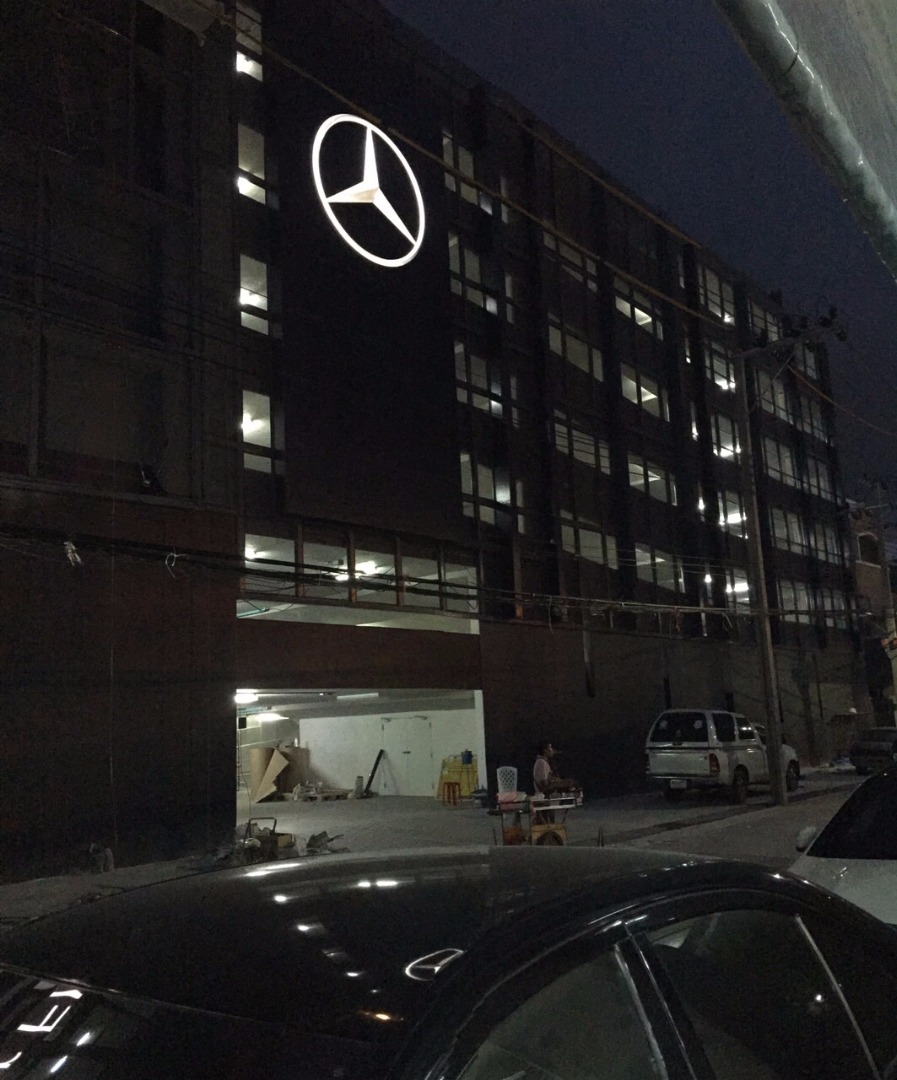 Build อาคารศูนย์บริการและประดับยนต์ Benz star flag ดินแดง โดย บริษัท ...