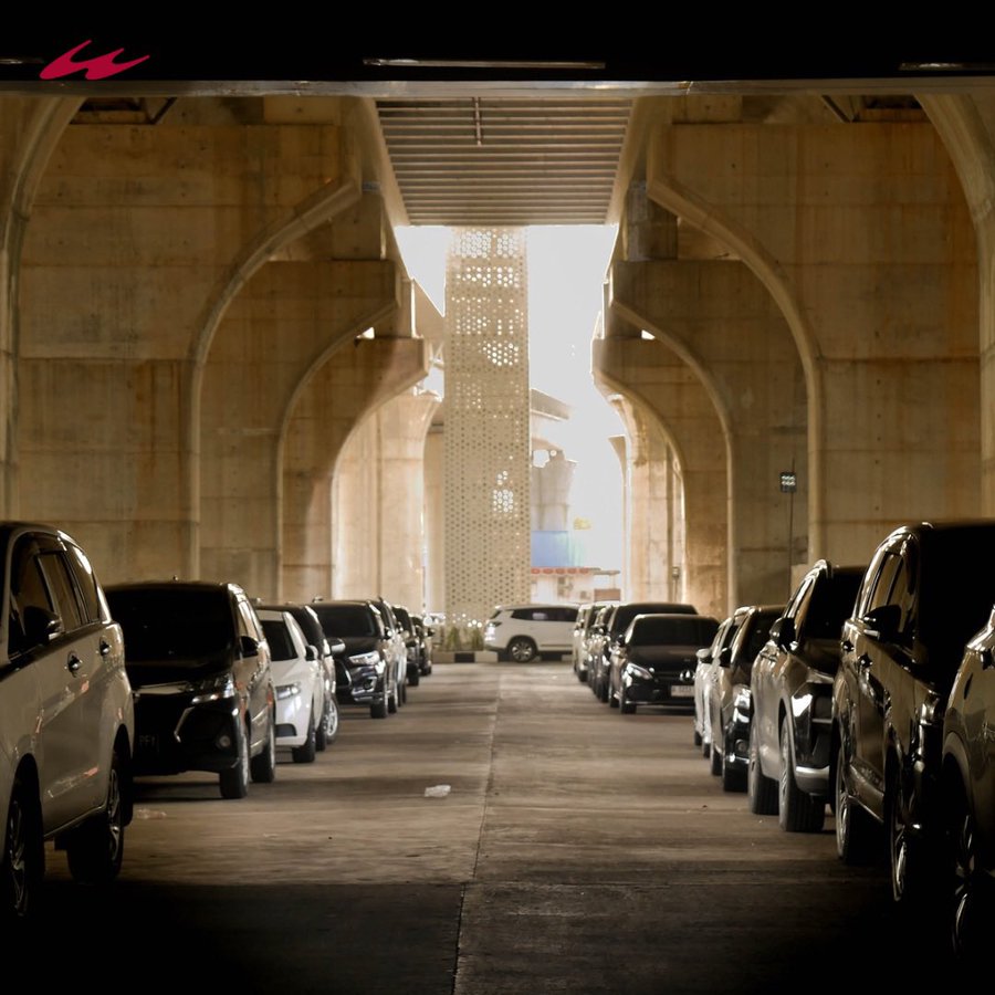 Cek Info Tarif Parkir Mobil & Motor Stasiun Whoosh Halim