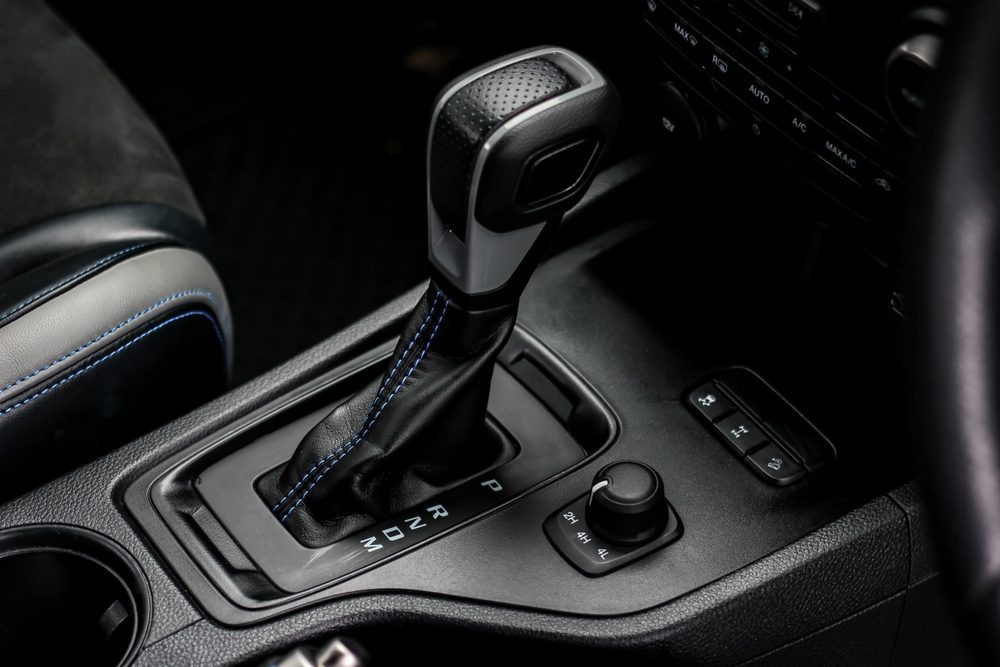 9 Cara Mengemudi Mobil Manual untuk Pemula