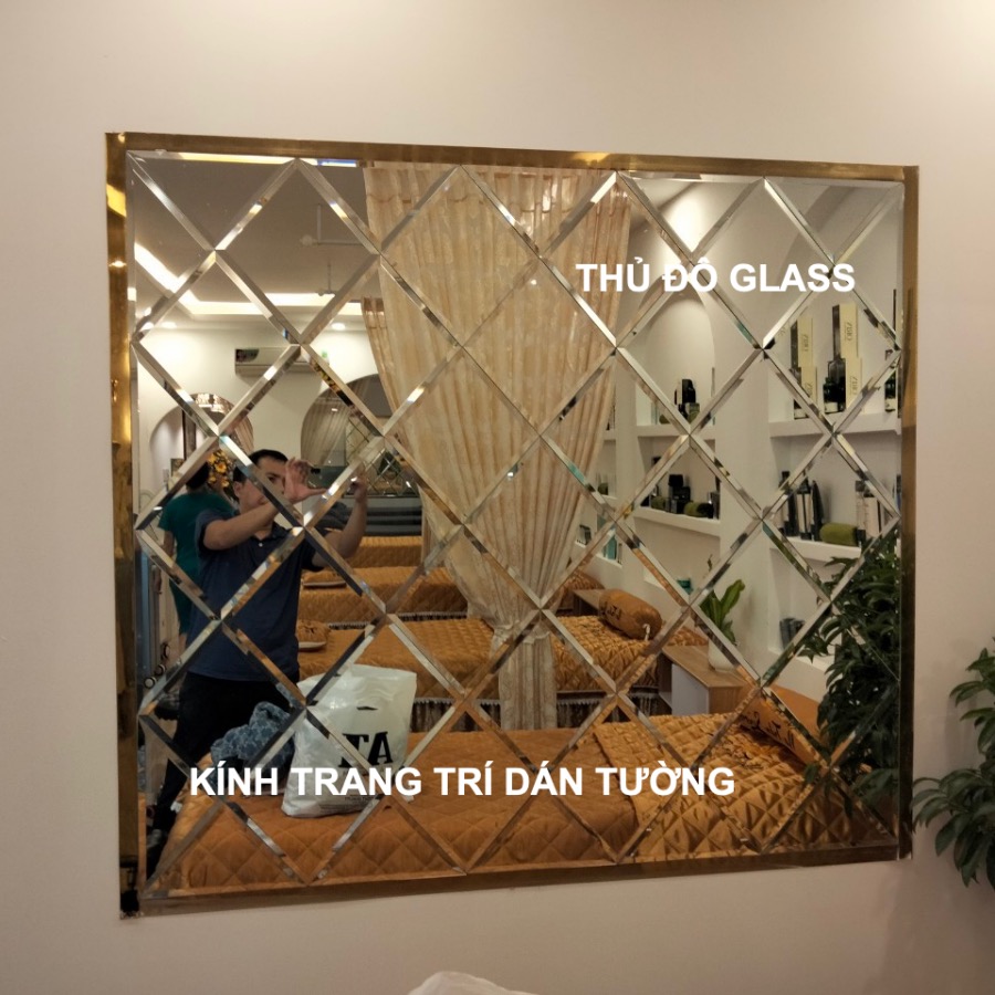 Kính trang trí dán tường tại Dĩ An Bình Dương