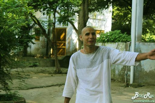 Happy faces of sadhus at Shri Tatiya Sthan, Vrindavan at Gyan Gudhari.