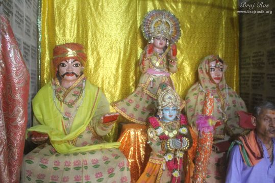 Darshan of Shri Yashoda Ji and Shri Nand Baba along with Krishna and Balram Ji in Gokul Mahavan