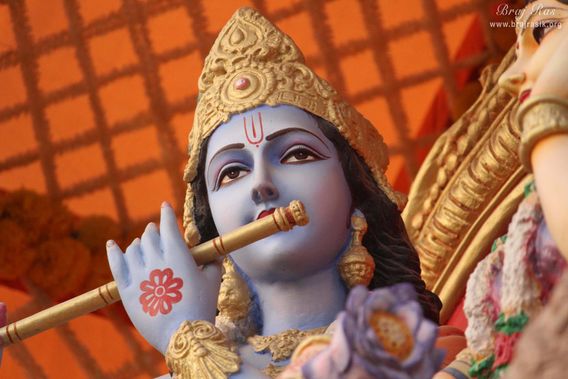 Closeup darshan of Shri Krishna at Rangeeli Mahal - Barsana