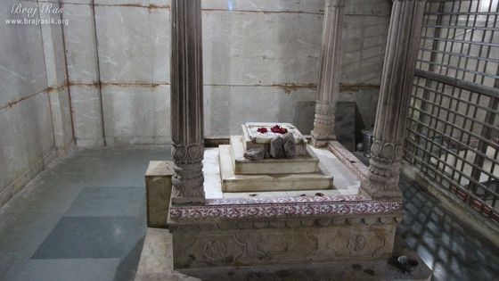 Samadhi darshan of Shri Malook Das Ji at Sri Malook Peeth, Vrindavan