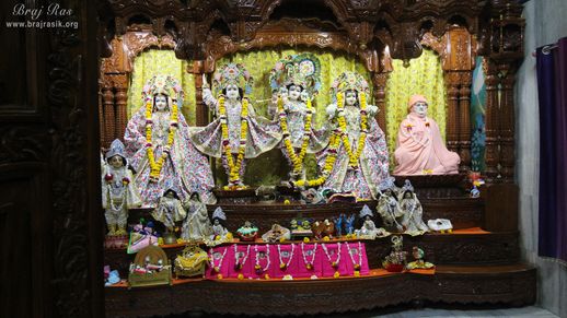 Darshan of Shri Radha Vinod Bihari and Gaursundar along with Vrinda ...