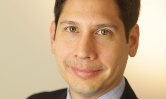 Sinkie lawyer doesnt earn well enuf oh?