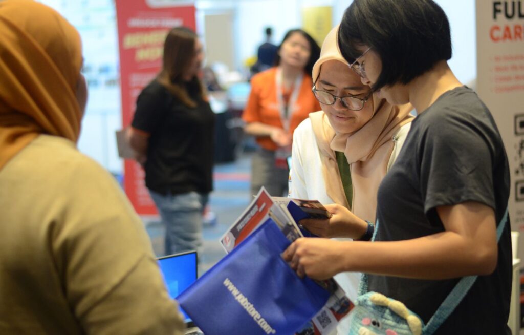 The Art of Networking: How to Shine at Career Fairs