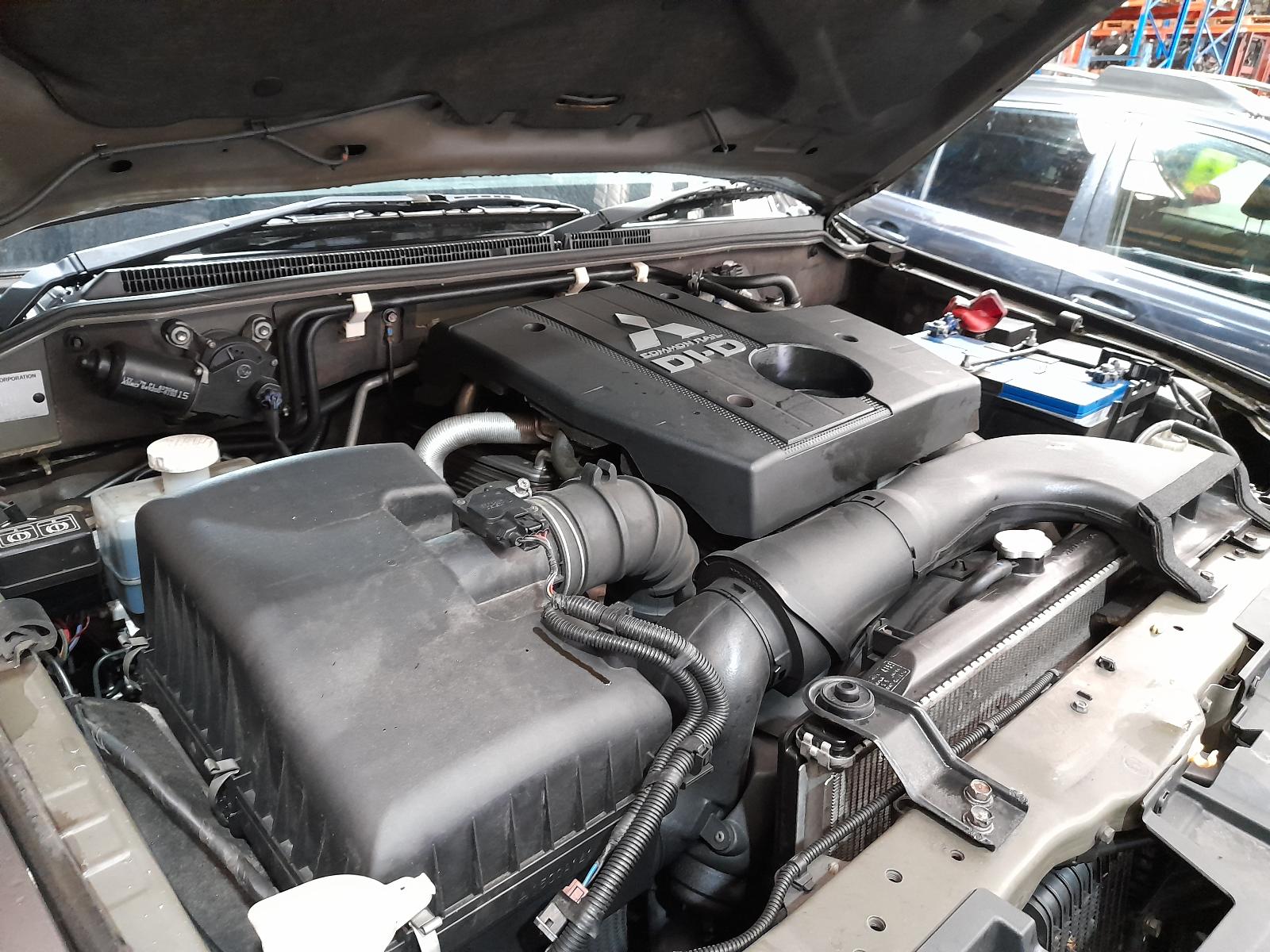 pajero 2010 engine