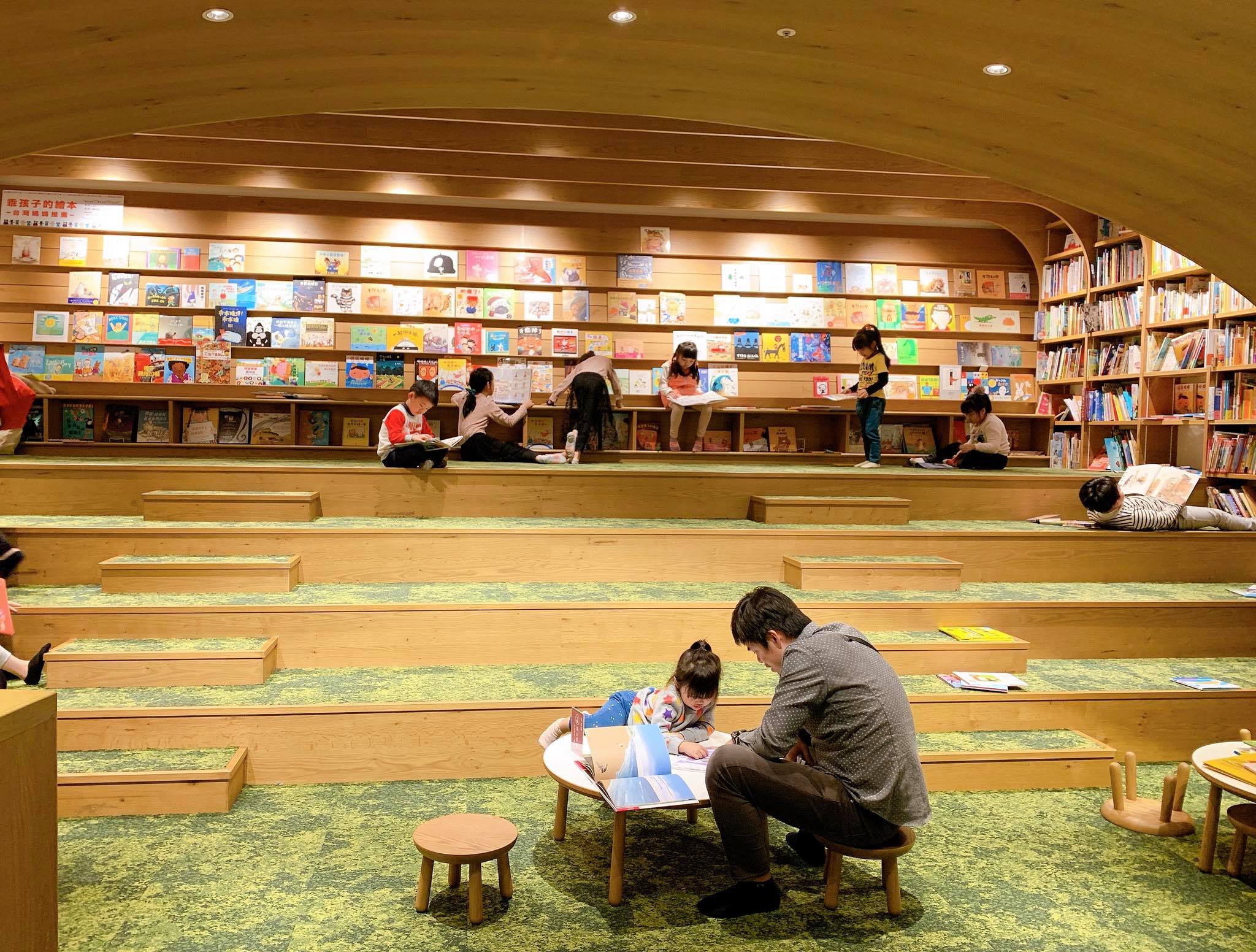 到全台最大圖書館朝聖，拉近孩子與書的距離 | 嬰兒與母親