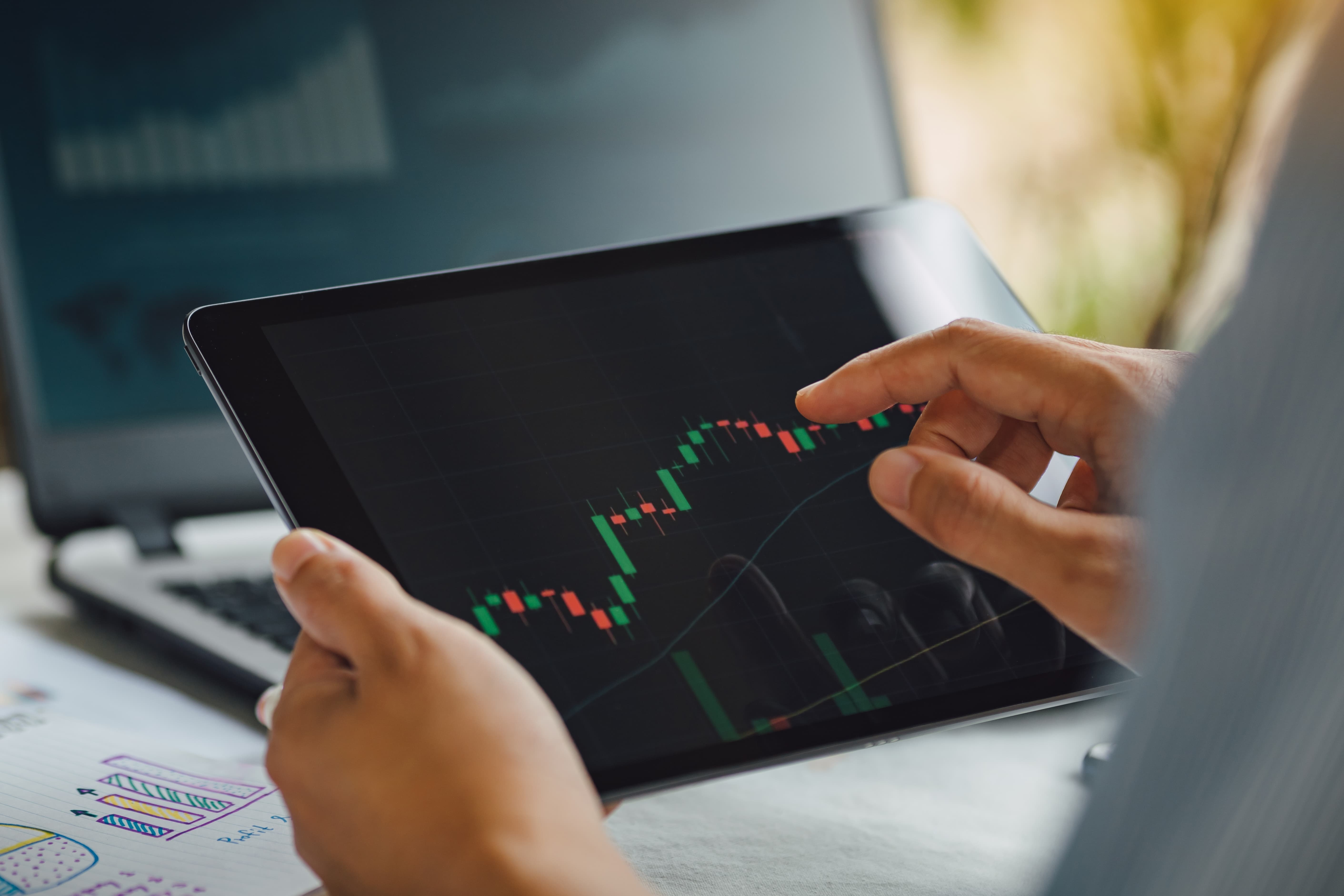 Benarkah Saham itu Judi? Baca Dulu Penjelasannya, Yuk! - Emtrade
