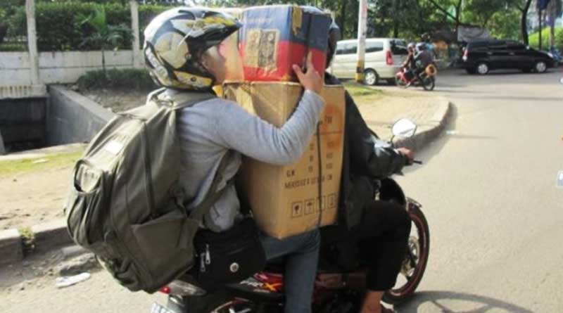Bawa Beban Berlebih di Motor Bahaya, Nih Aturannya! | Bersosial.com Bawa Beban Berlebih di Motor Bahaya, Nih Aturannya! | Bersosial.com