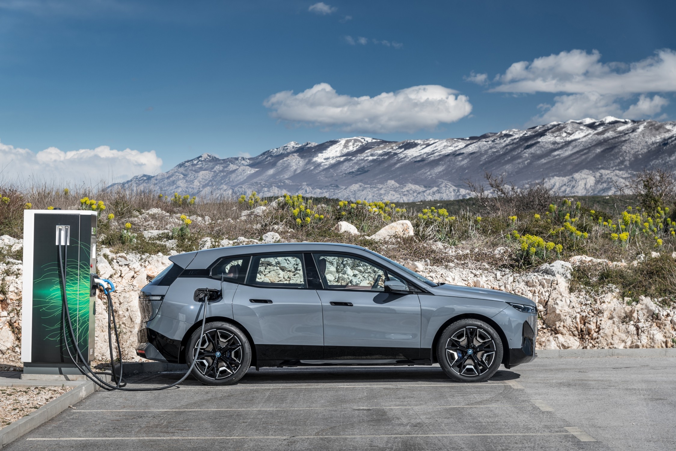 BMW unveils latest i4 and iX EVs, available in Singapore from November ...