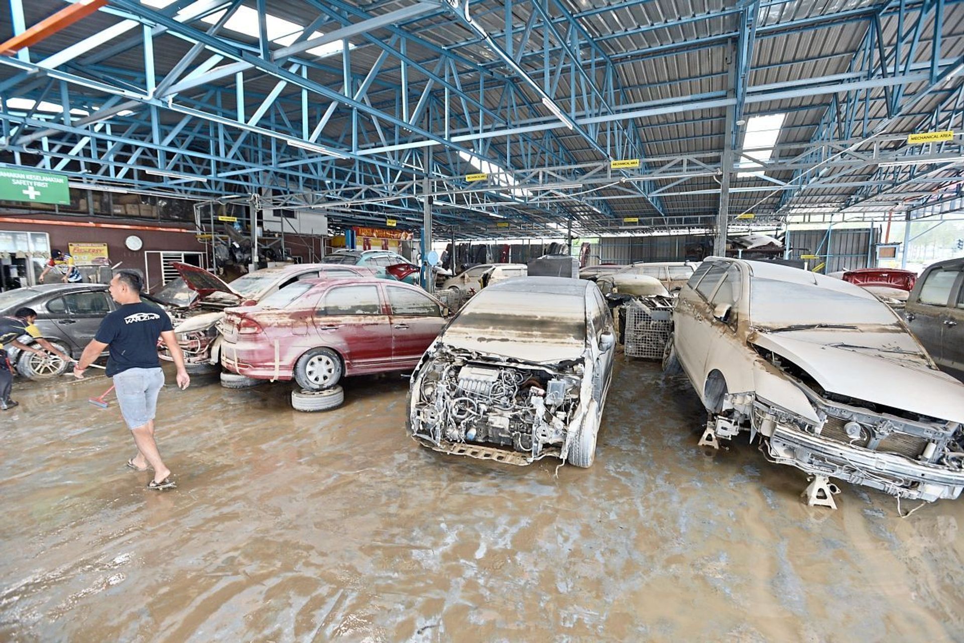 What Should You Do If Your Car Is Caught in a Flash Flood? | Articles ...