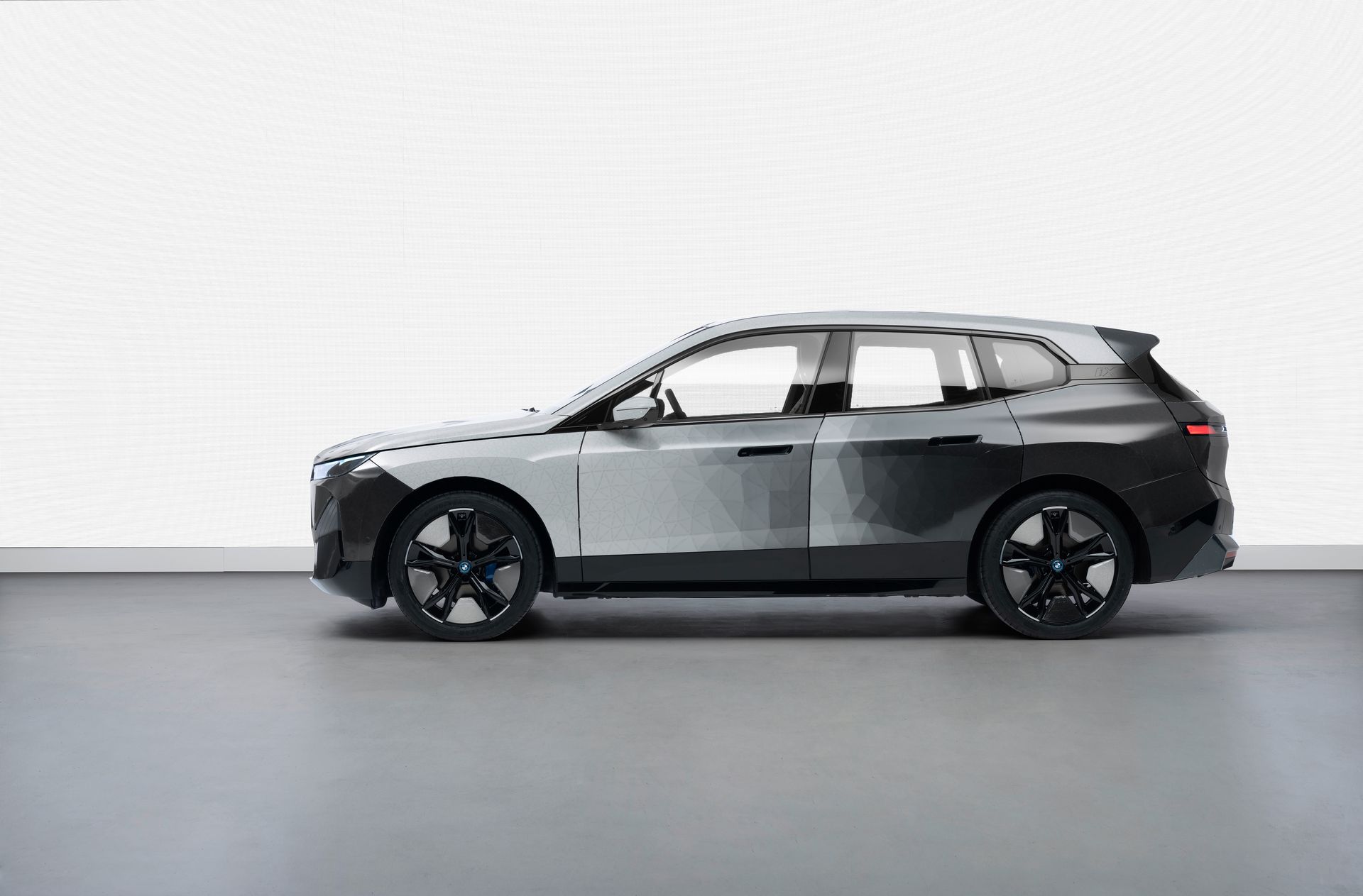 Real-Time Colour-Changing Made Possible With E-Ink on The BMW iX ...
