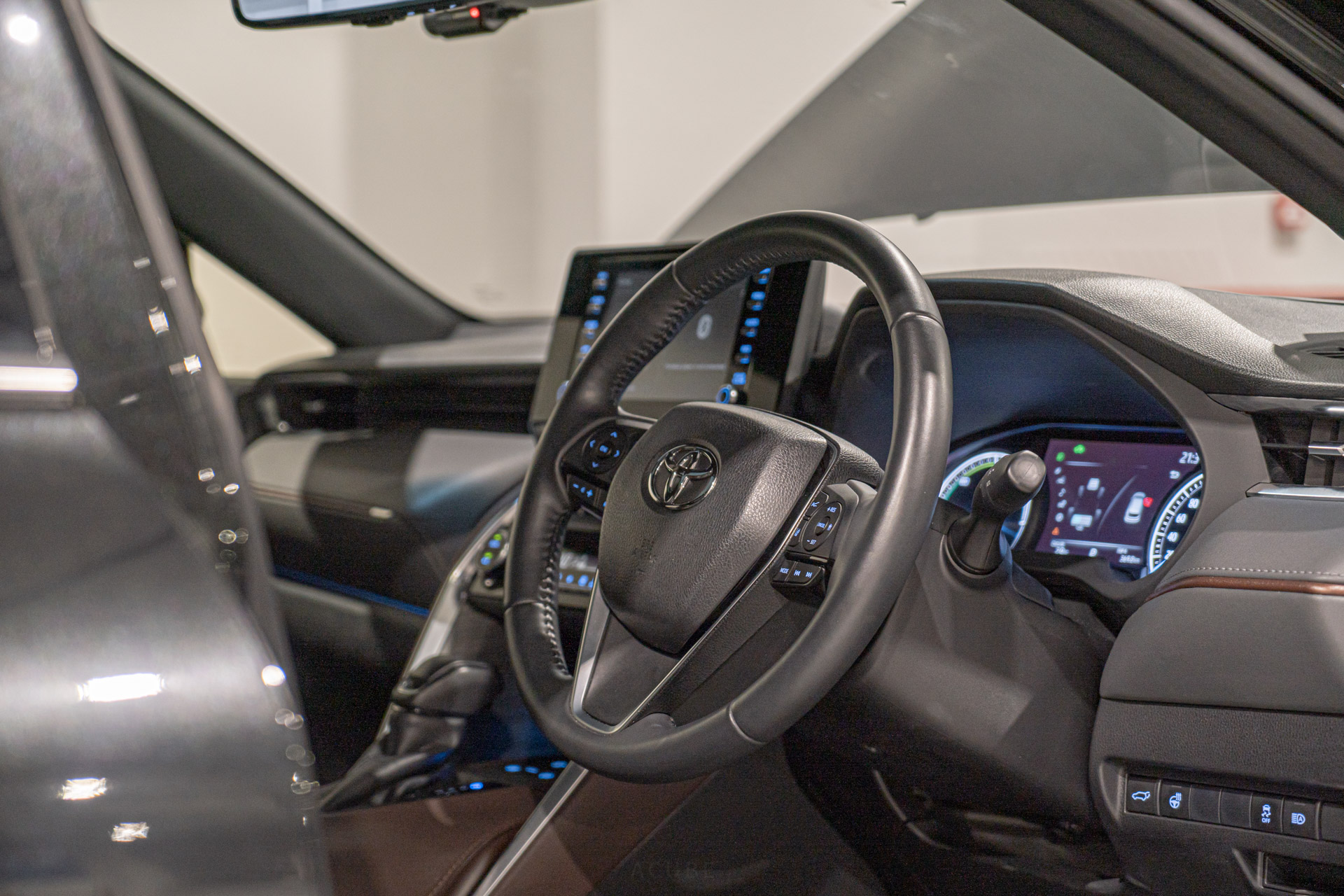 mReview: Toyota Harrier - Practical, Spacious & Affordable Indulgence ...