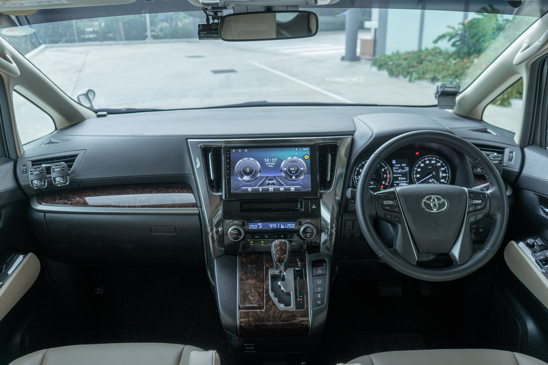 Motorist Car Buyer's Guide: Toyota Alphard 8-seater | Articles ...