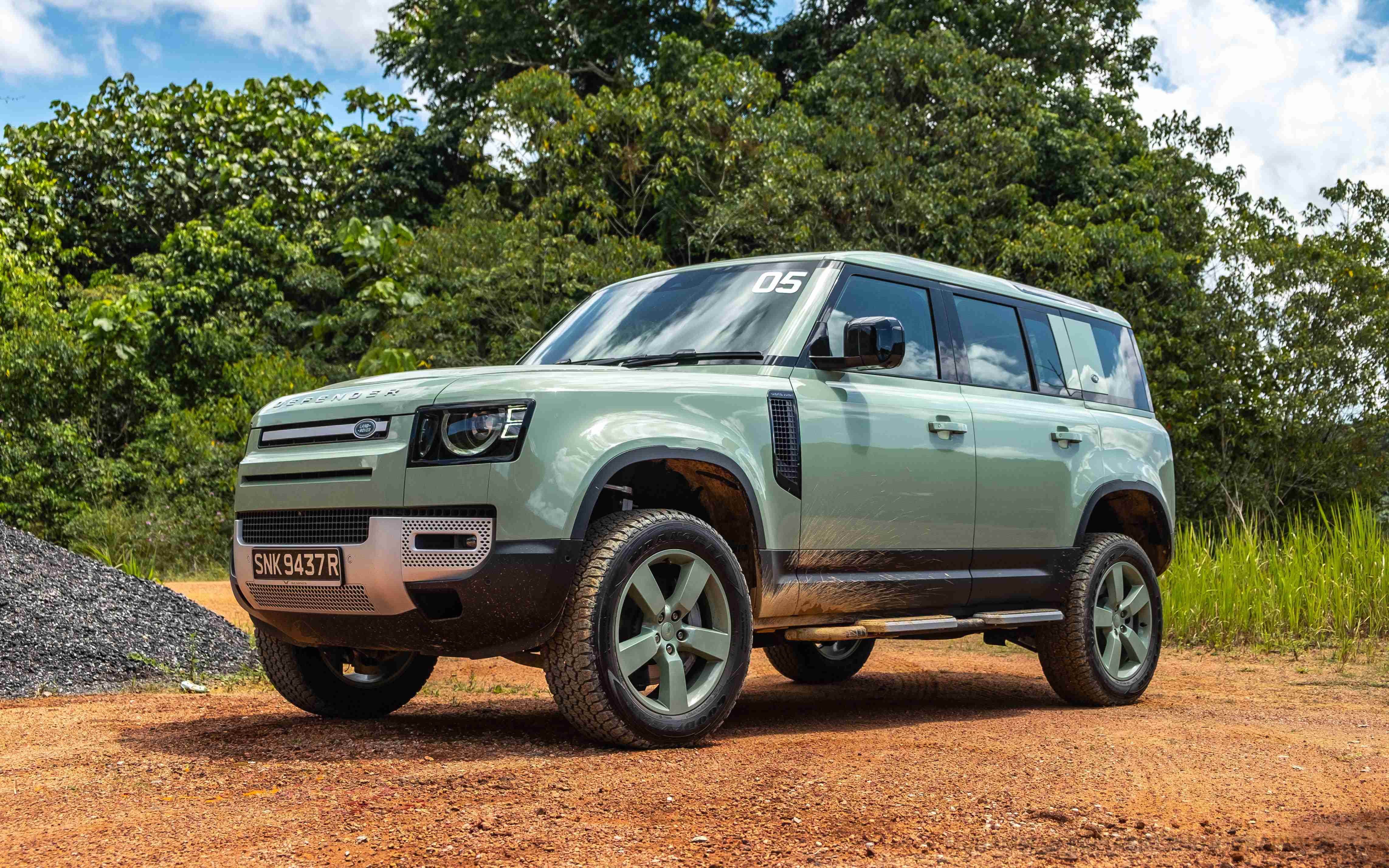 Defending Its Title: The New Land Rover Defender Shows Us How It's Done ...