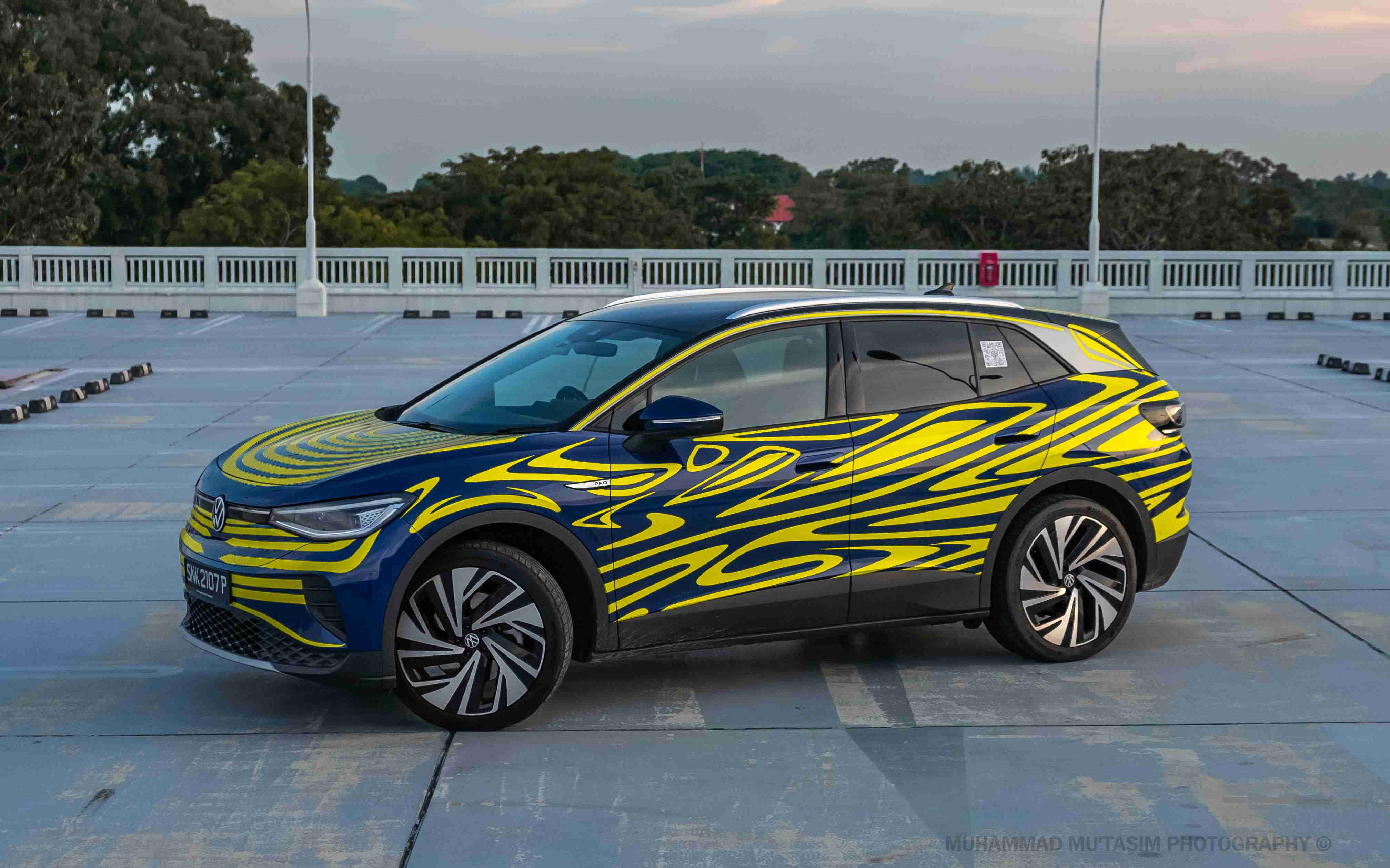 The 2024 Volkswagen ID.4 Pro Electric SUV is a Valiant Attempt at ...