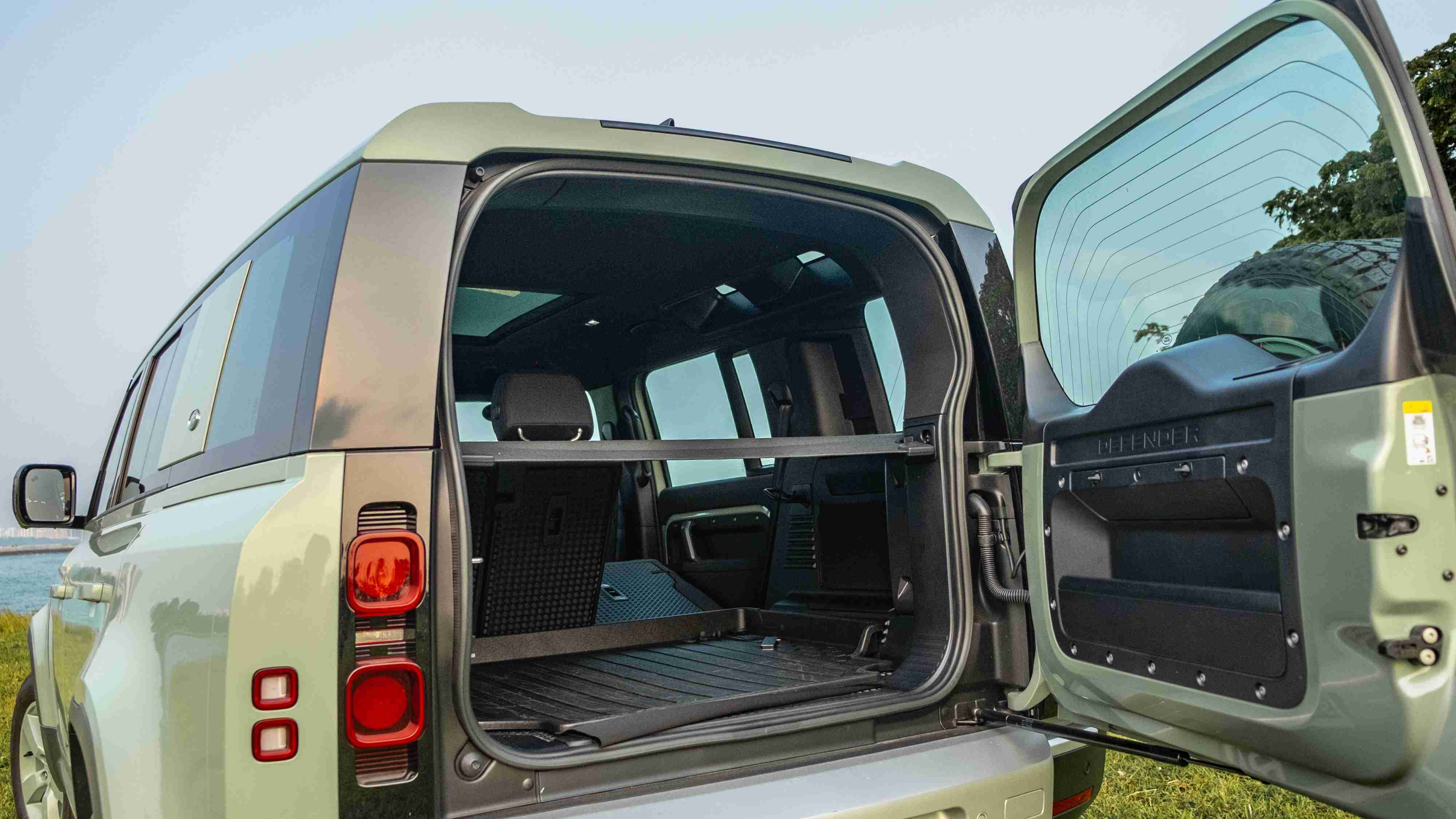 mReview: Land Rover Defender 110 75th Anniversary Limited Edition ...