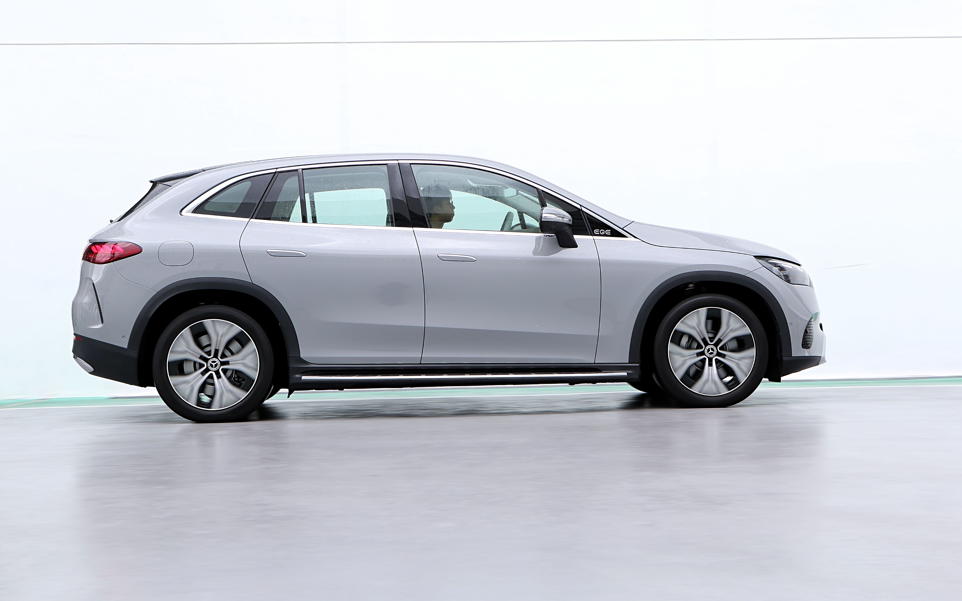 mReview: Mercedes-Benz EQE300 SUV – Easy Luxury, Uneasy Artistry ...