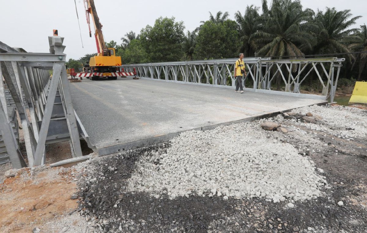 Jambatan Bailey di Jalan Kuantan-Segamat dibuka semula: lalulintas dua ...
