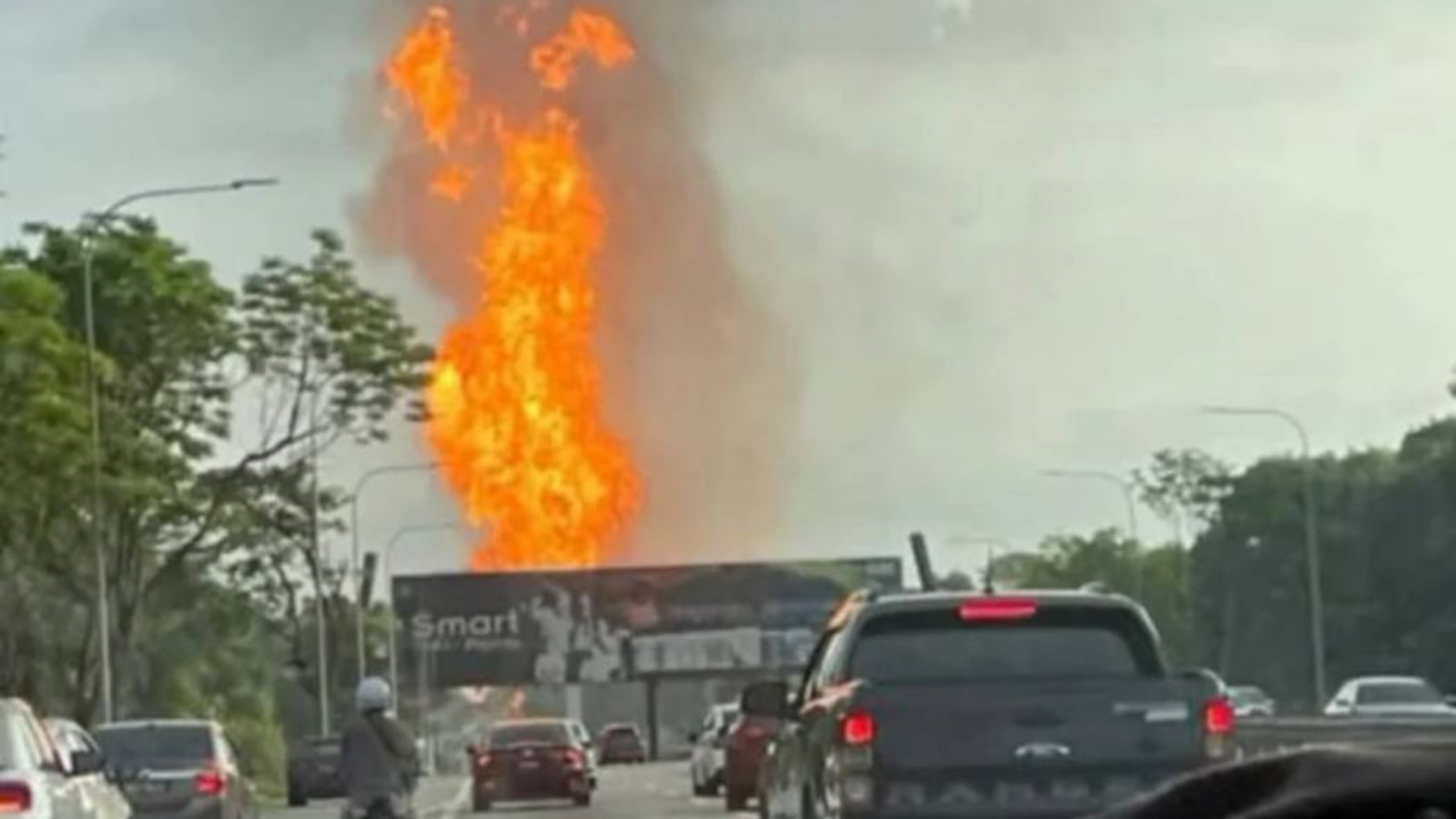 Massive Fire Erupts in Puchong – Suspected Gas Pipeline Blaze Caught on ...
