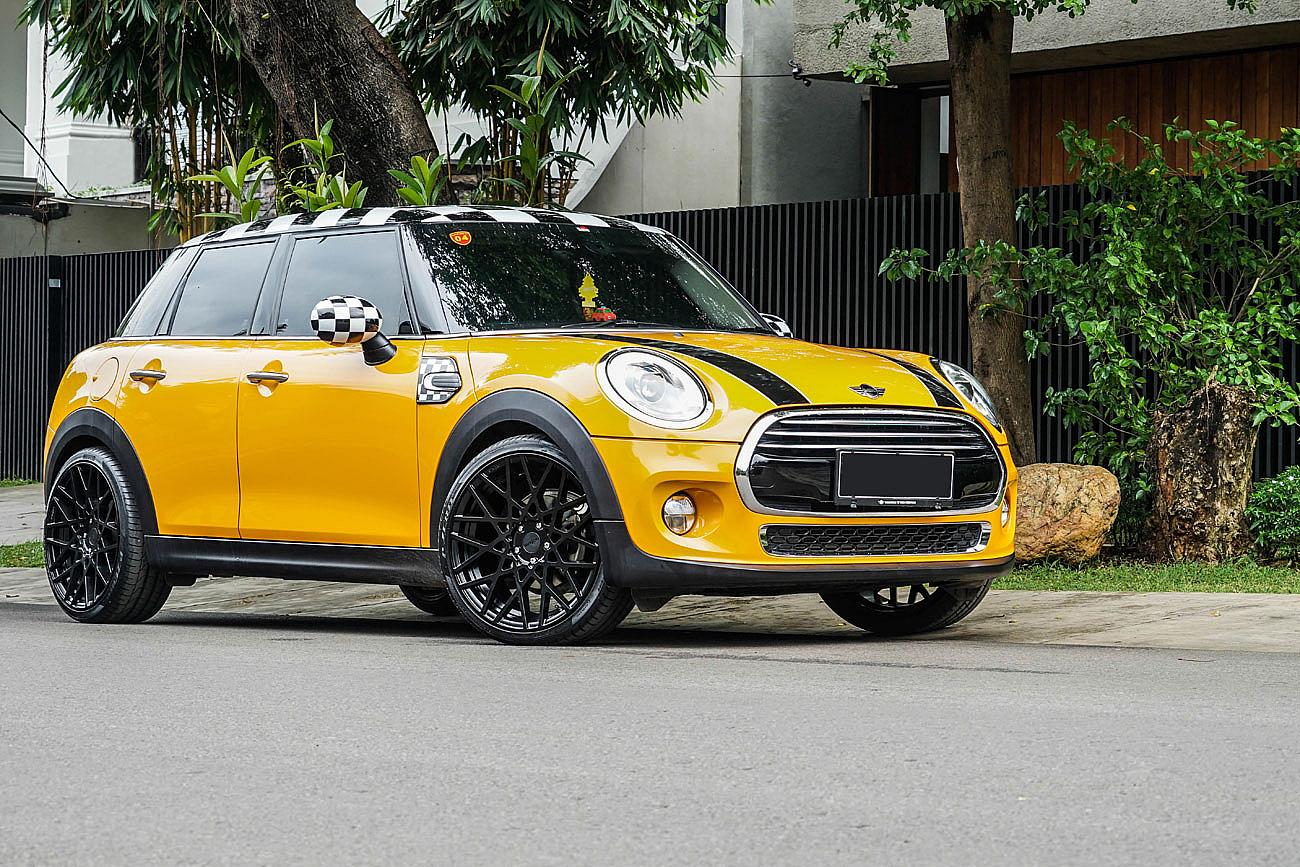 Permaisuri | Cooper F55 with Rotiform BLQ 19"