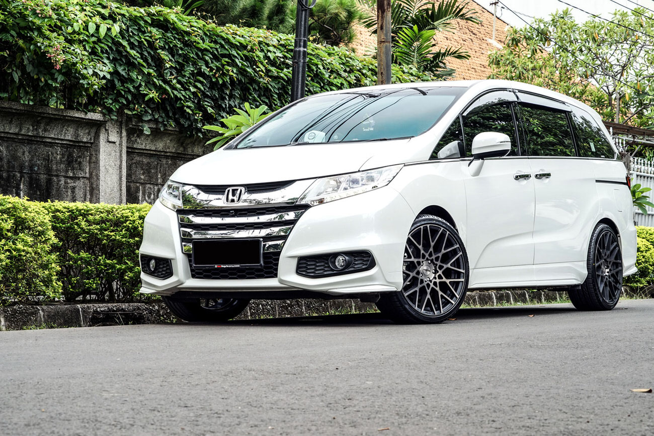 Permaisuri | Honda Odyssey VTi-L on Rotiform BLQ 20"