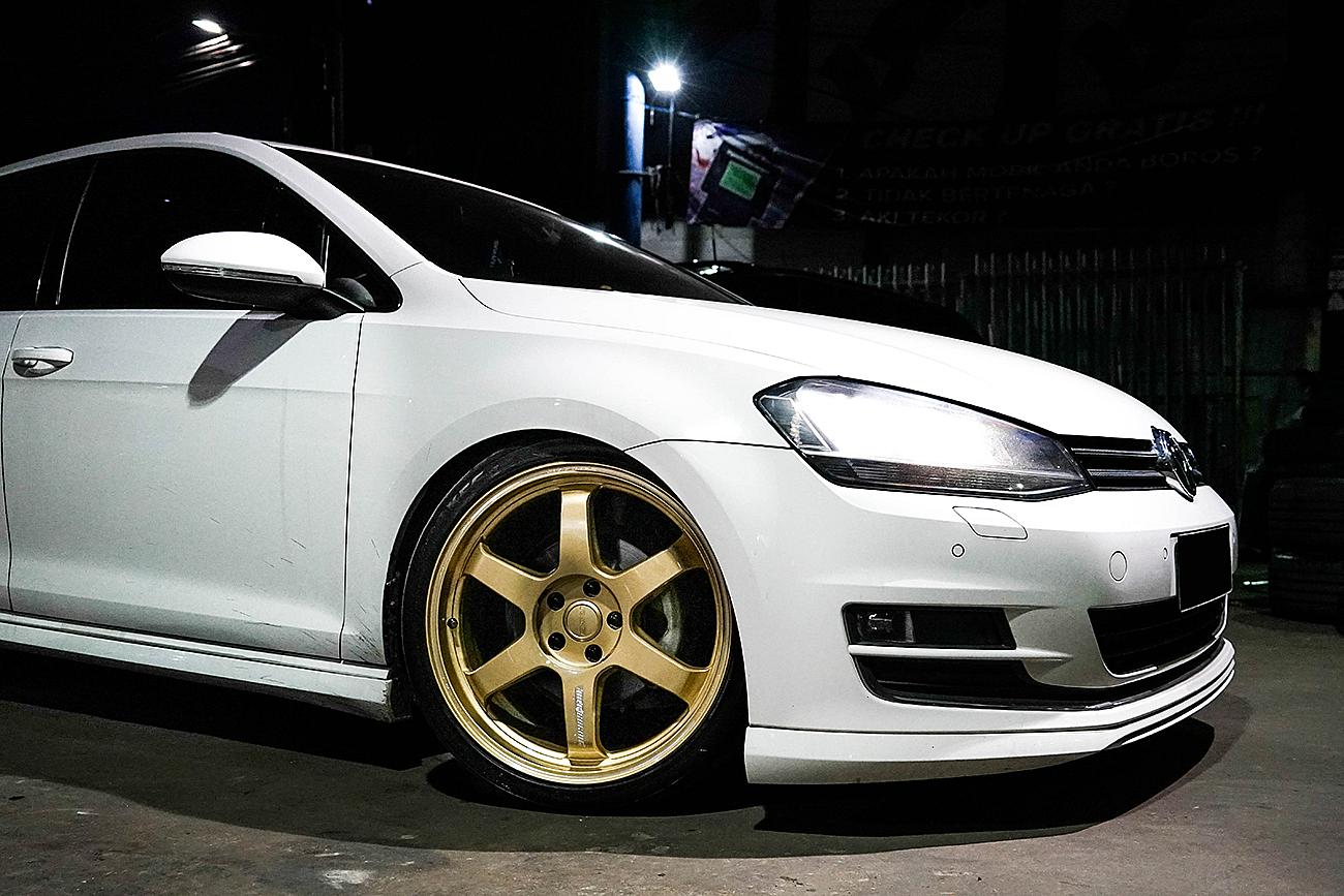 Permaisuri | Volkswagen Golf MK VII with Rays TE37 Ultra 19"