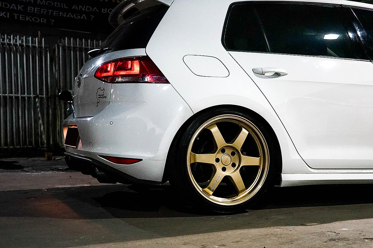 Permaisuri | Volkswagen Golf MK VII with Rays TE37 Ultra 19"