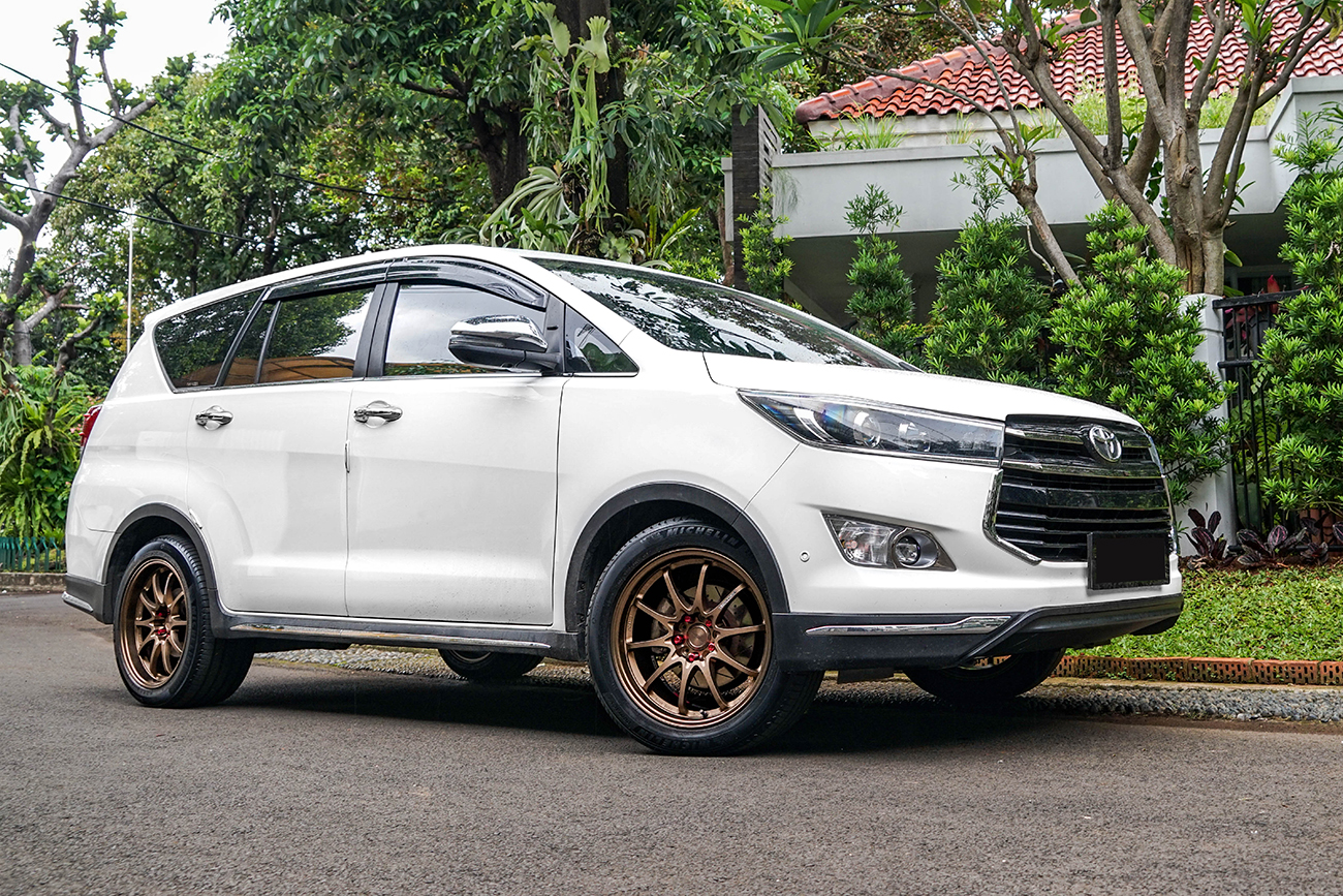 Permaisuri | Rays Volk Racing CE28N with Toyota Kijang Innova Venturer