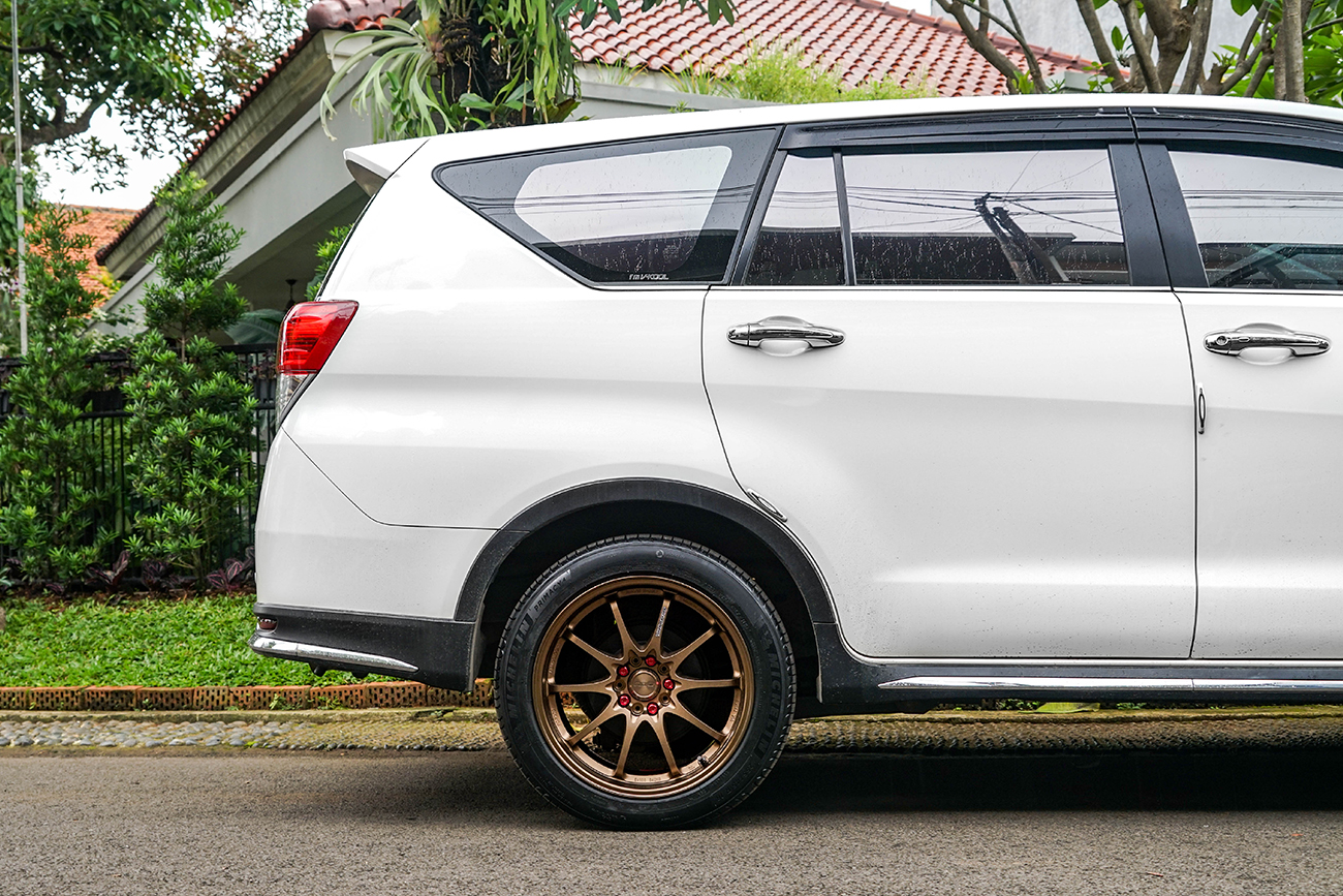 Permaisuri | Rays Volk Racing CE28N with Toyota Kijang Innova Venturer