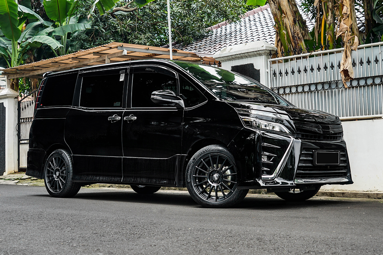 Permaisuri | OZ Racing Superturismo LM on Toyota Voxy R80