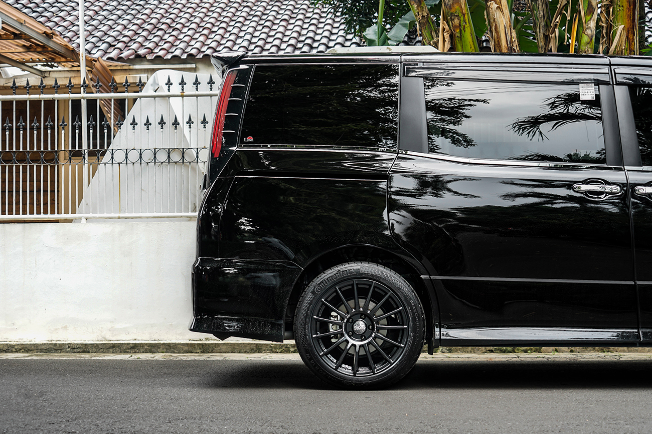 Permaisuri | OZ Racing Superturismo LM on Toyota Voxy R80