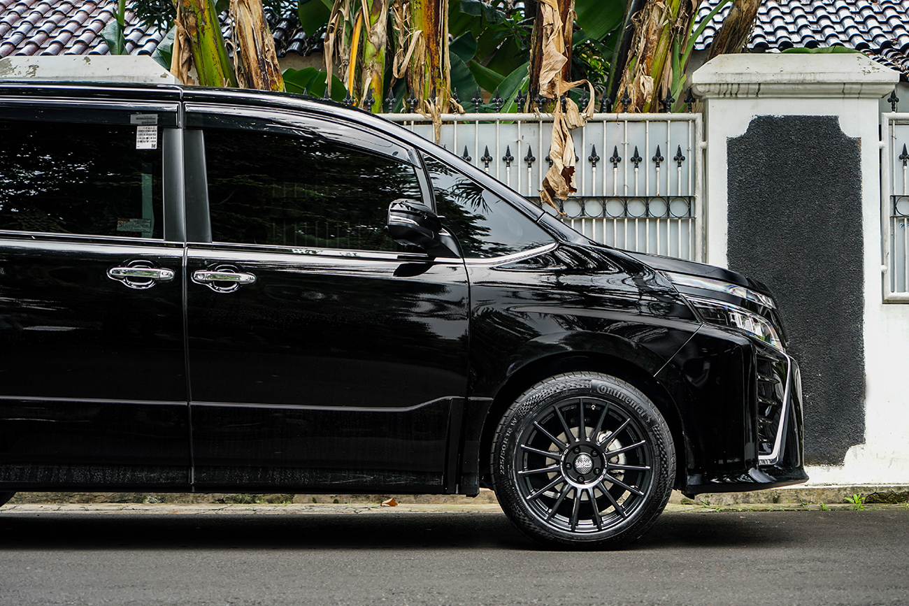 Permaisuri | OZ Racing Superturismo LM on Toyota Voxy R80