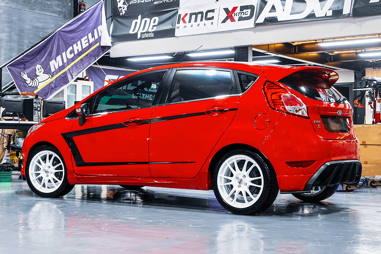 Permaisuri | OZ Racing Ultraleggera on Ford Fiesta
