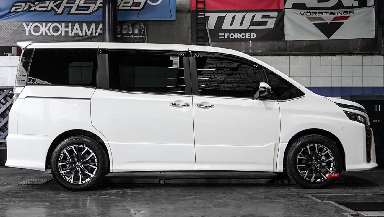 Permaisuri | MOMO RF-02+Toyota Voxy R80