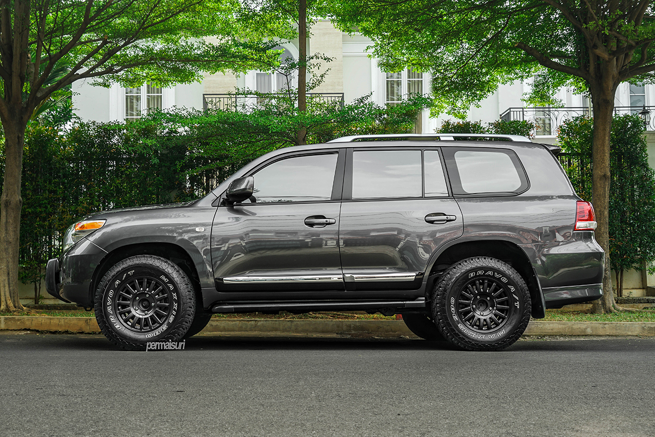 Permaisuri | OZ Racing Rally Raid on Toyota Land Cruiser J200