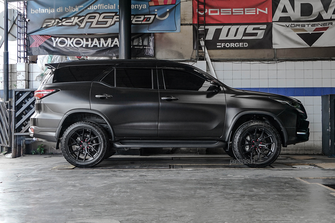 Toyota Fortuner Black Modified